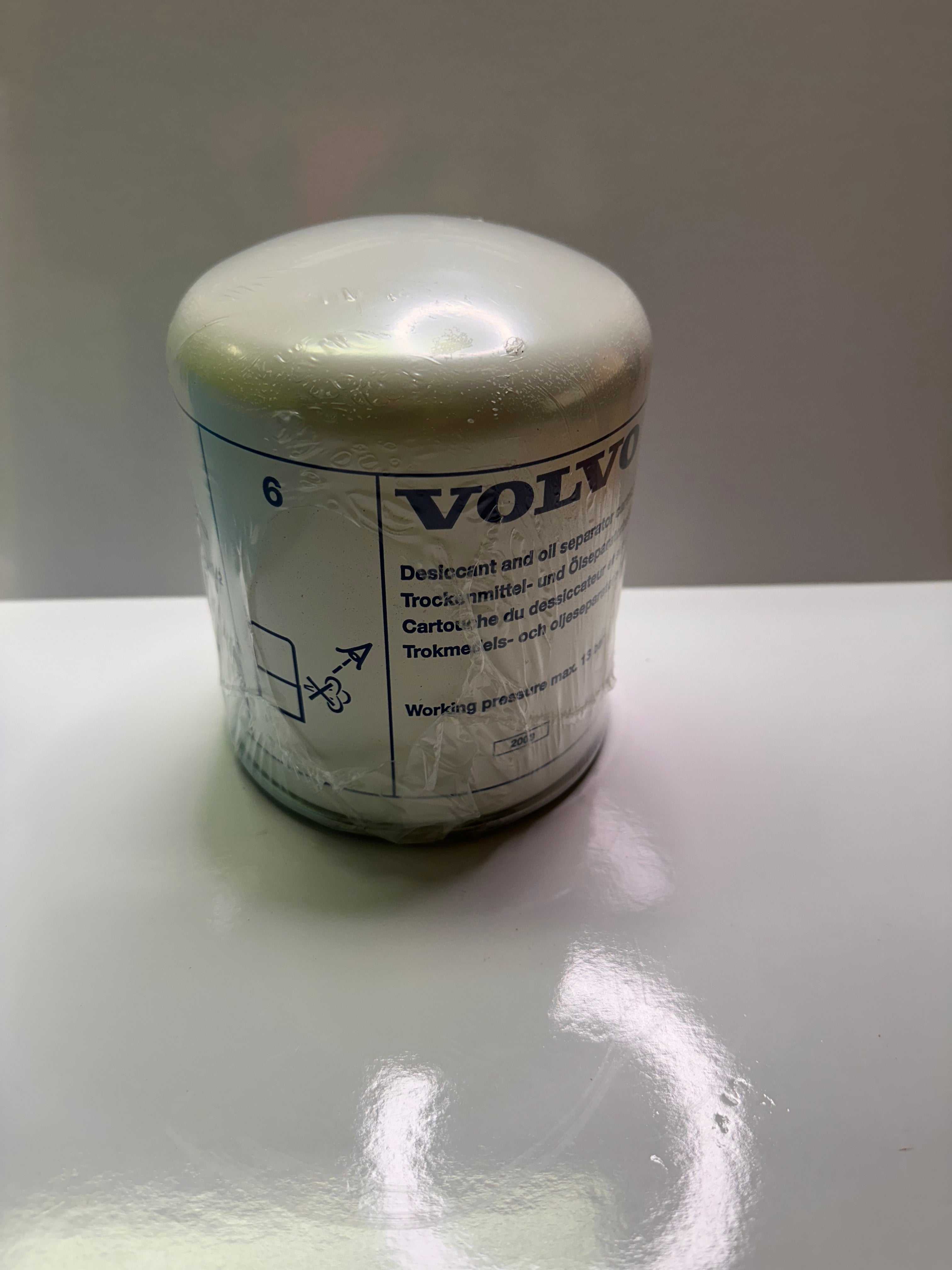 Volvo 21620181 Filter Kit with O-Ring, Desiccant and oil separator car ...