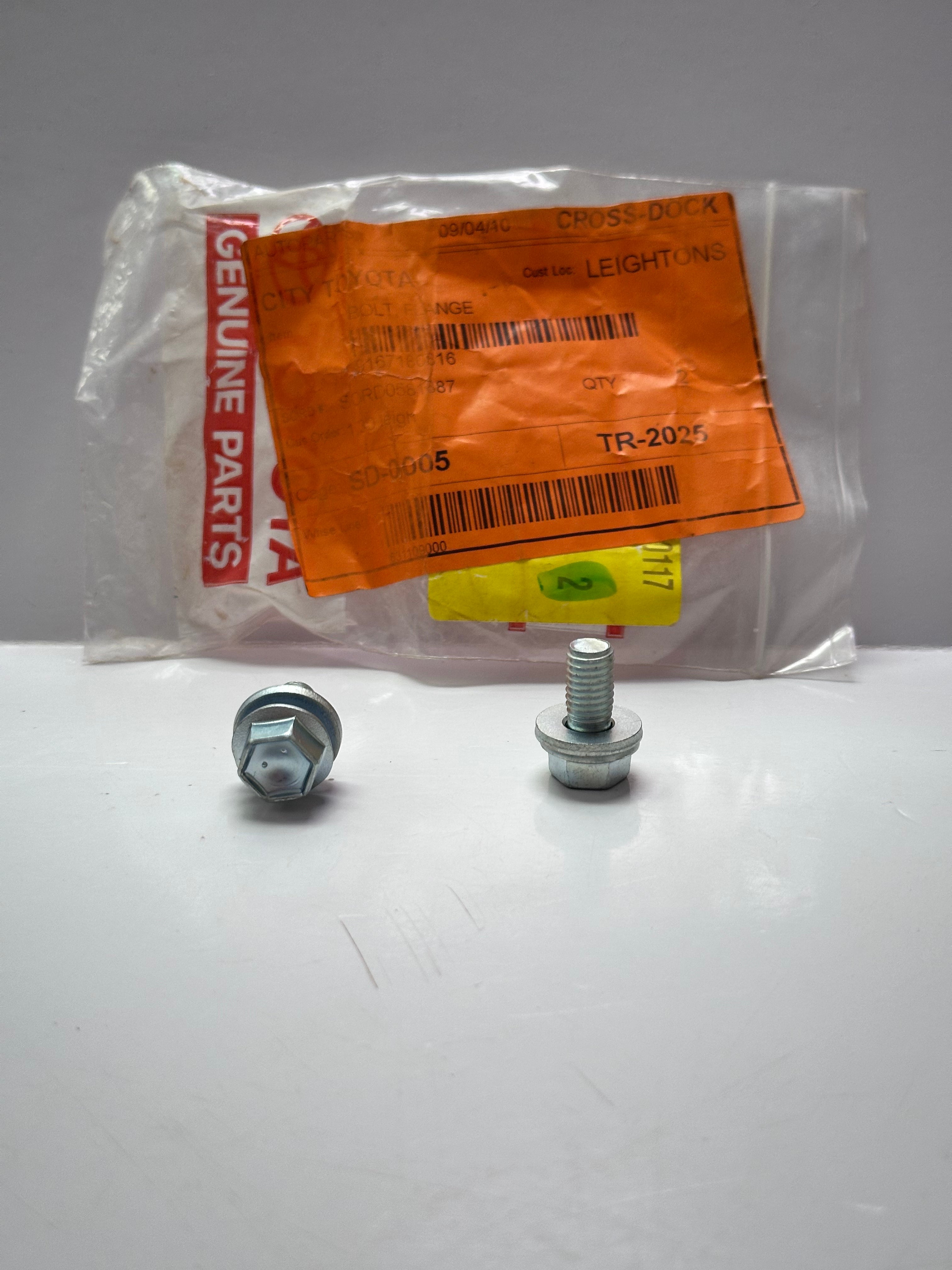Toyota 9167180816 Genuine Flange Bolt (transmission control cable brac ...