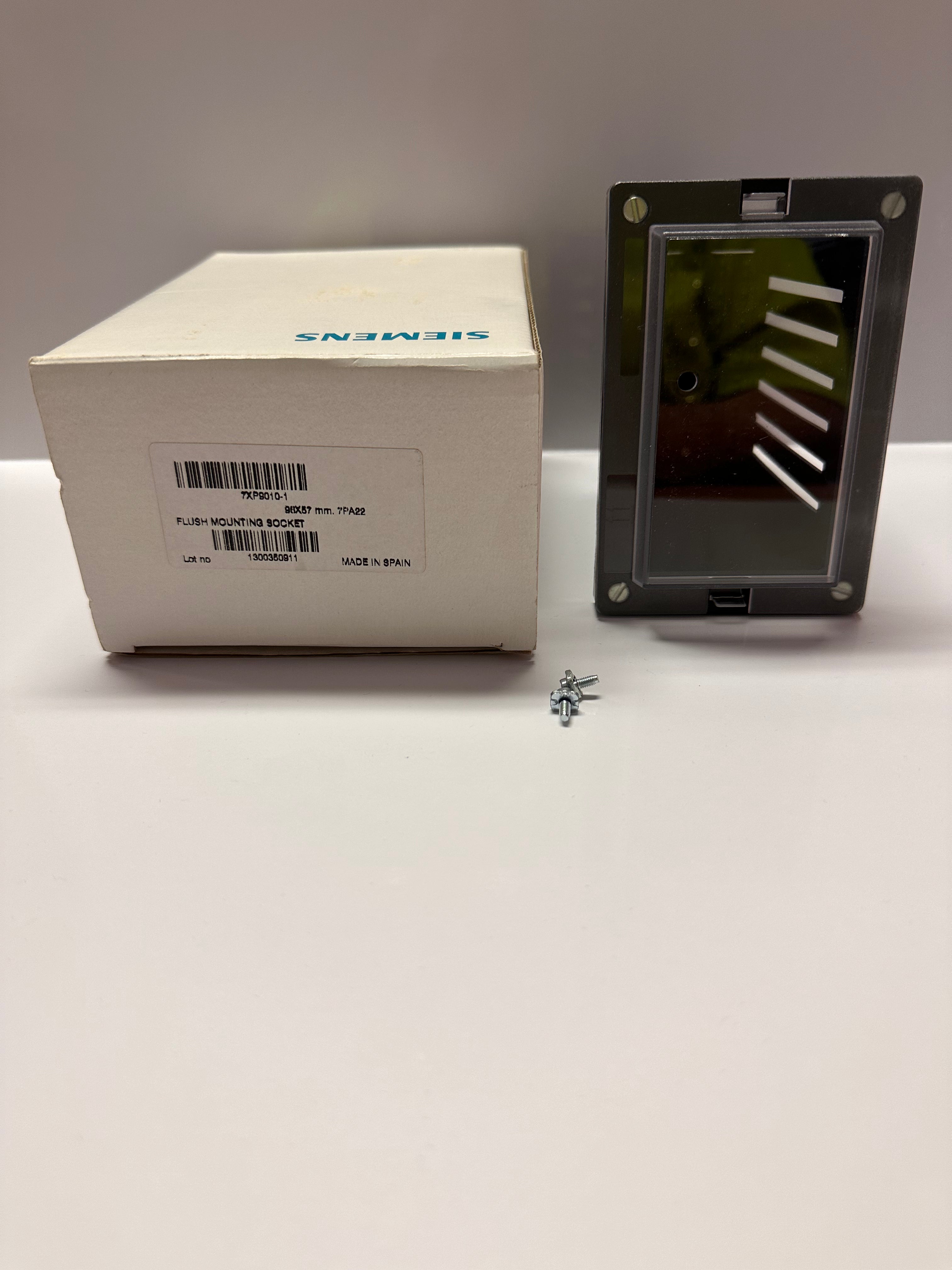 SIEMENS 7XP9010-1 Flush Mounting Socket | Mining & Industrial Surplus